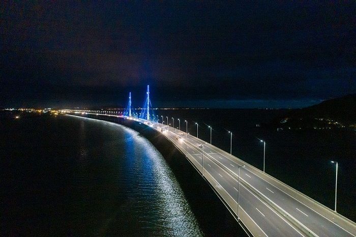 Iluminação da Ponte Anita Garibaldi faz homenagem a Rainha Elizabeth II