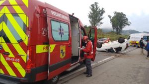 Acidente de trânsito deixa carro capotado na BR-101